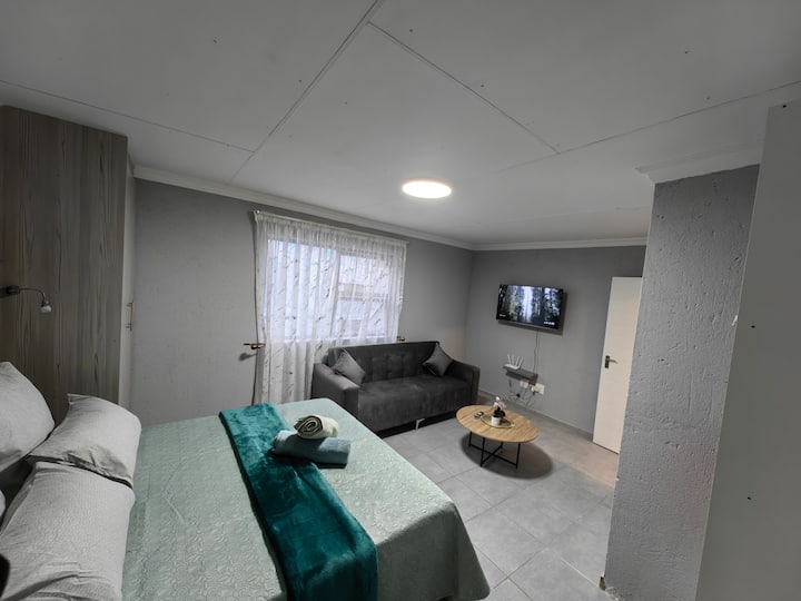 Azrisi Fully Furnished Apartment 5 - Kempton Park