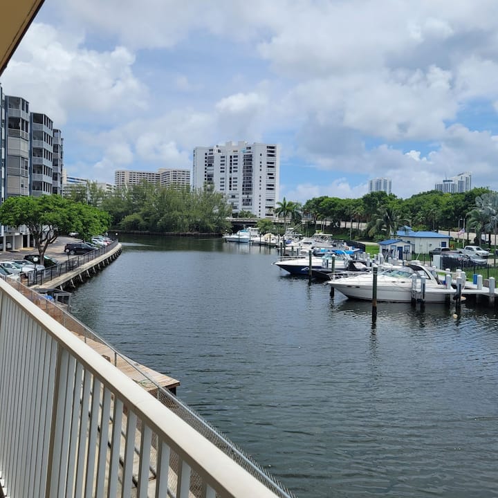 Sleeps 5 Full Kitchen Walk To Beach & Shops & Food - Hallandale Beach