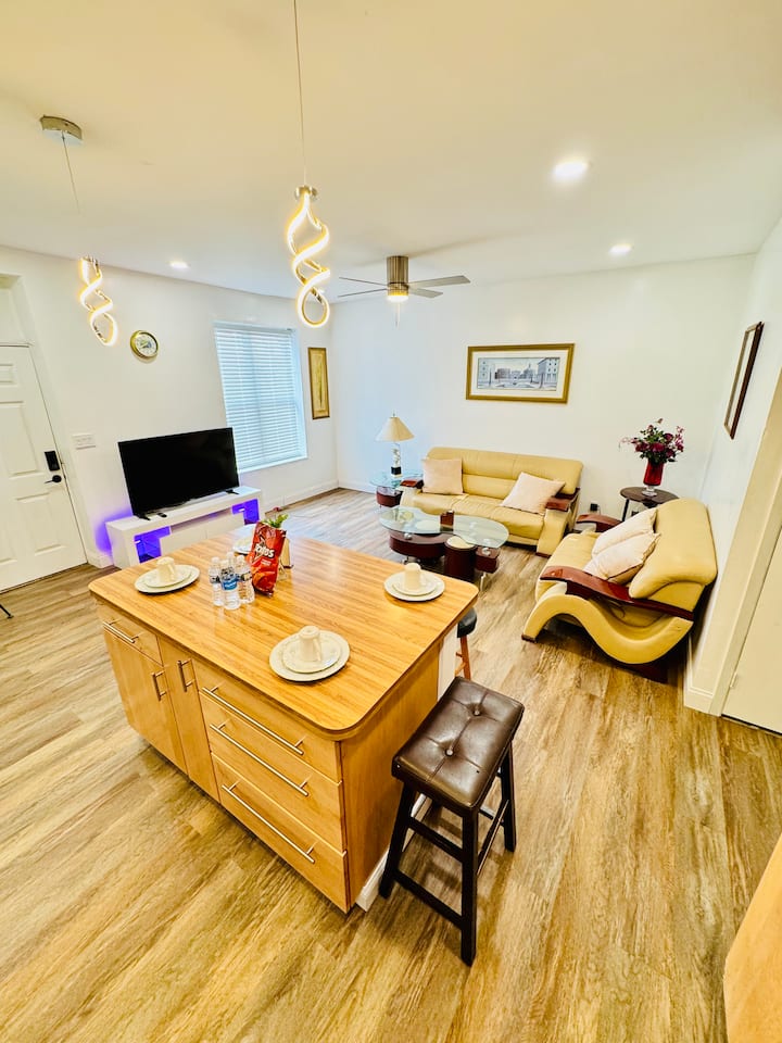 Modern 2br Stay On Grand – Comfort & Convenience - St. Louis, MO