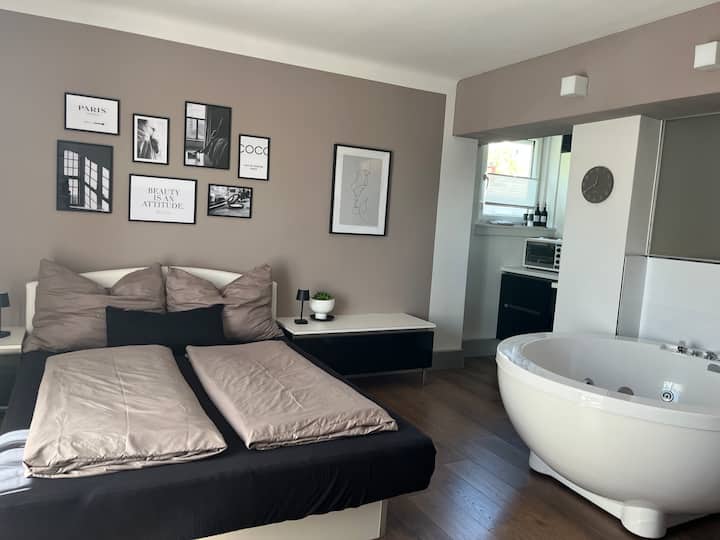 Modernes Apartment- Whirlpool, Wasserbett & Balkon - Linz