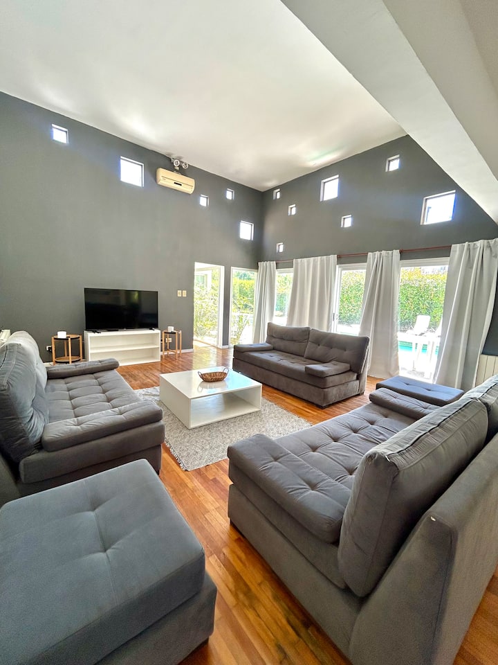 Moderna Casa En José Hernández - La Plata