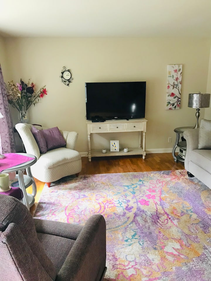 One Bedroom Only Steps From Park - 比靈斯