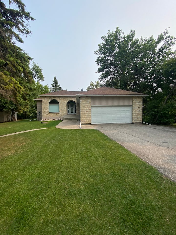 5 Bedroom Lakehouse - Pinawa