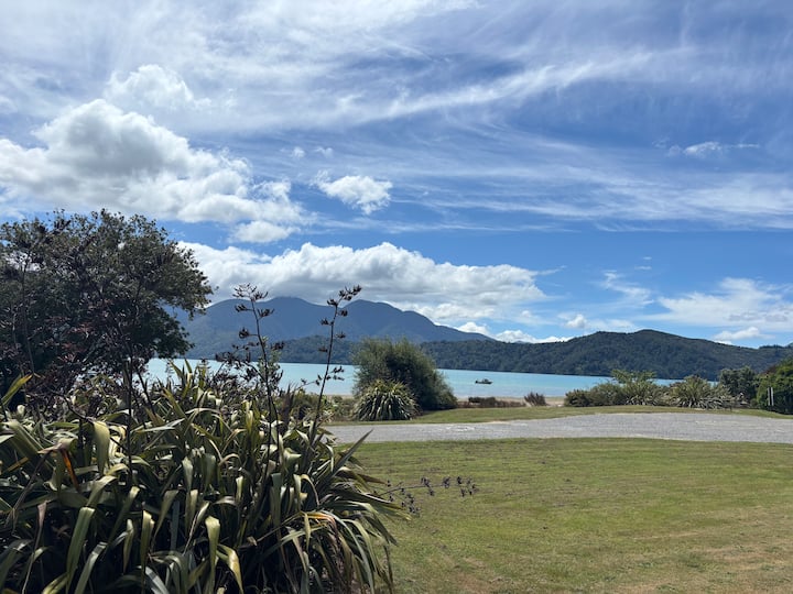 Drive Access In The Peaceful Marlborough Sounds - Picton