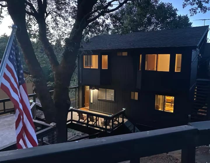 Expansive Tri-level Cabin With Spa & Billiards - Crestline, CA
