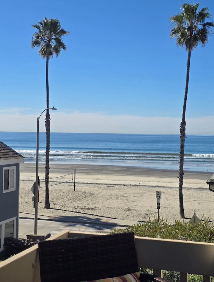 Steps To The Sand: Sleek, Coastal  Beach Condo - Oceanside, Californie