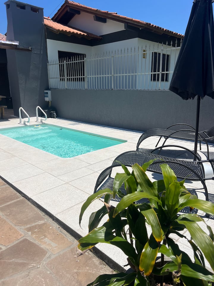 Alugo Casa 2 Dormitórios Com Piscina - Capão da Canoa