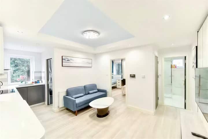 2 Bedroom (3 Bed) Stylish Flat With Parking - Wokingham