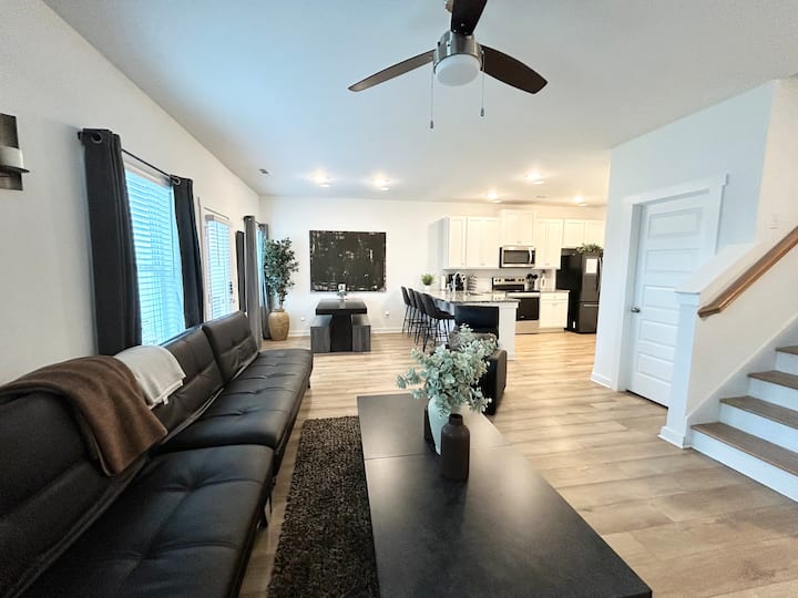 Spacious Townhome With 2-car Garage & 4 Tvs/wifi - Huntsville