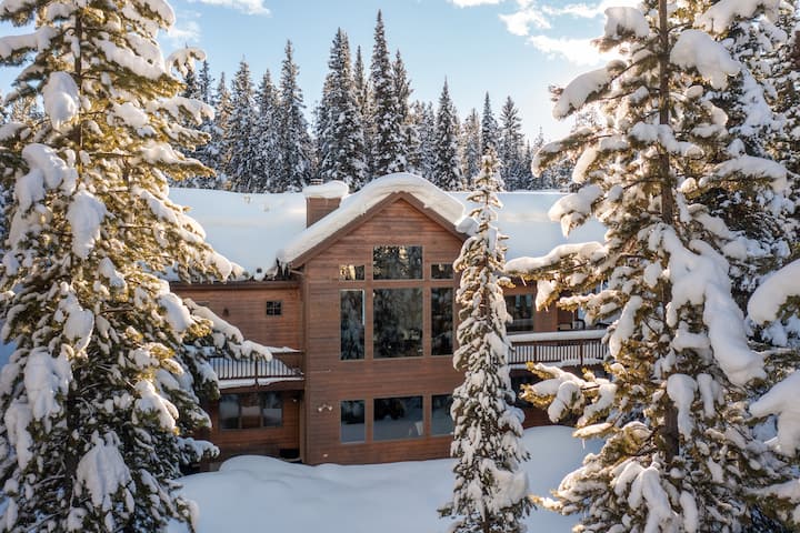 Lovely Renovated Home W/ Hot Tub & Stunning Views - Big Sky, MT
