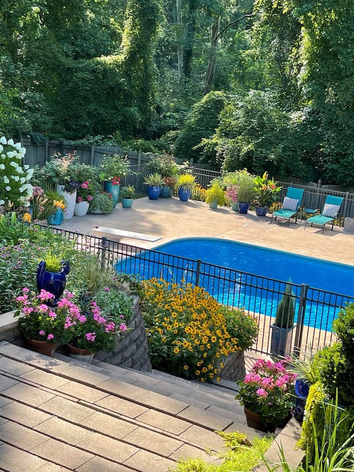 Private, Gardens, Pool. - High Point University, High Point