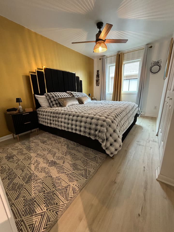 Feathers Home, Cozy, King Bed - Aurora, IL