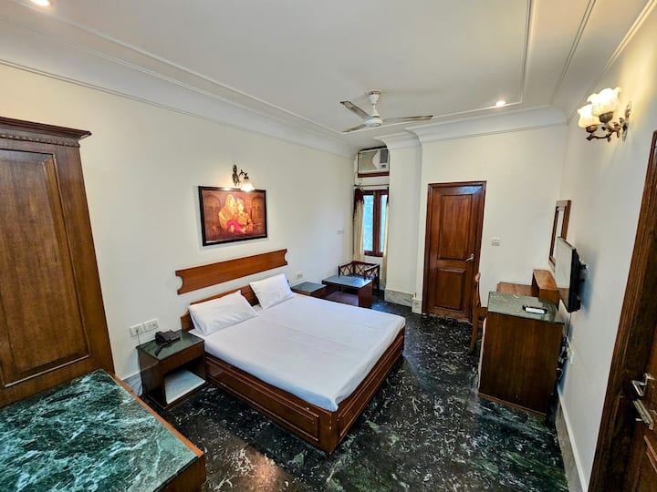 Cozy 1-room Stay - Vrindavan