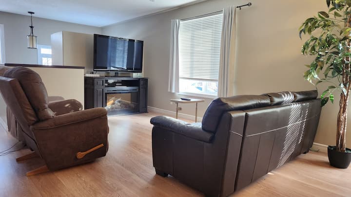 Spacious Warm 3 Bedroom Unit - Family Friendly - Kingston