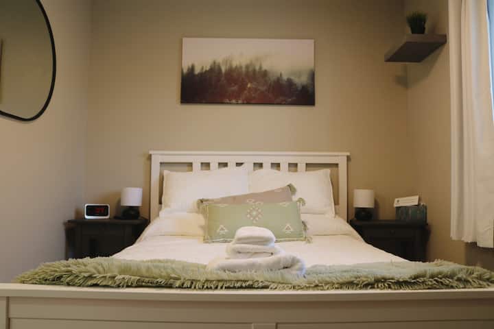 Spacious Warm 3 Bedroom Unit - Family Friendly - Kingston