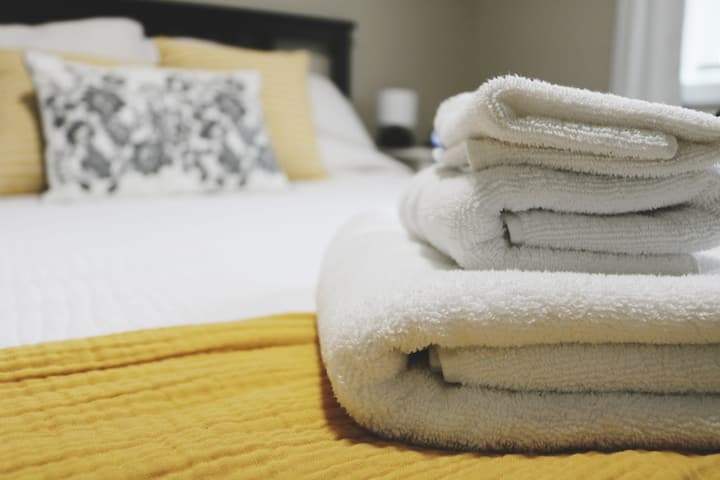 Warm Cozy 3 Bedroom Unit - Family Friendly - Kingston