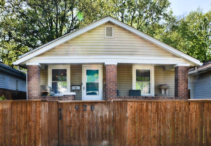 Humble Home W/ Homey Stay Near Downtown & Speedway - Indianapolis, IN