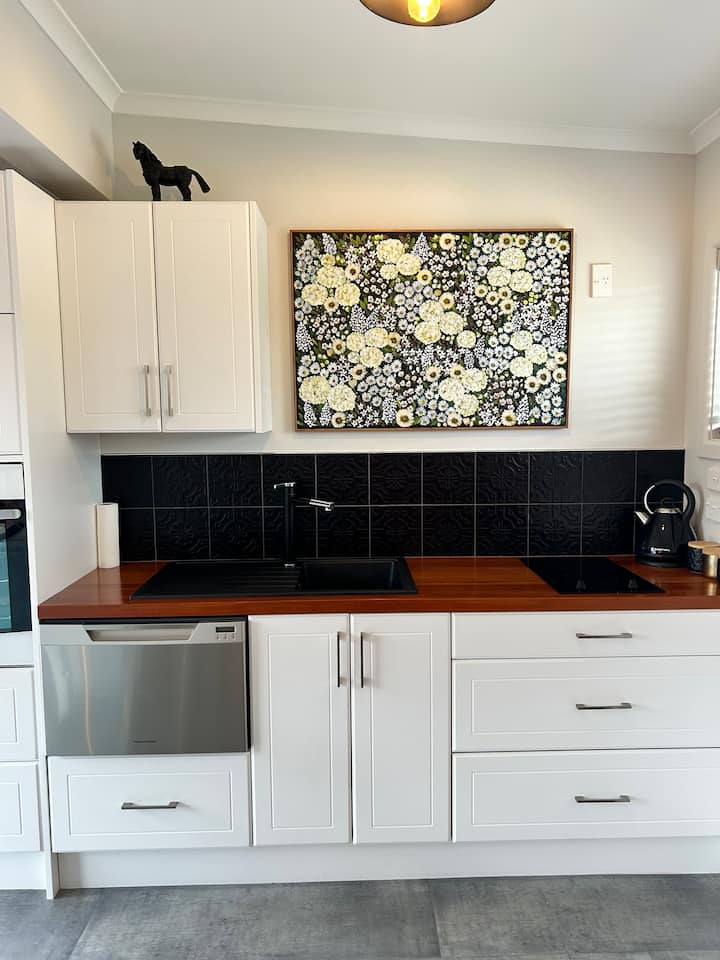 Classic Te Anau~ Short Walk To Town Centre & Lake - Te Anau