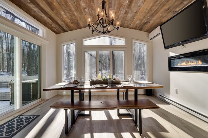 Pocono Chalet
  Jacuzzi Casino, Spa, Lake, Hiking - Arrowhead Lake, PA