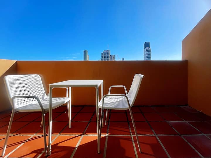 Beach Side Unit – Monthly Special $799 Pw - Broadbeach