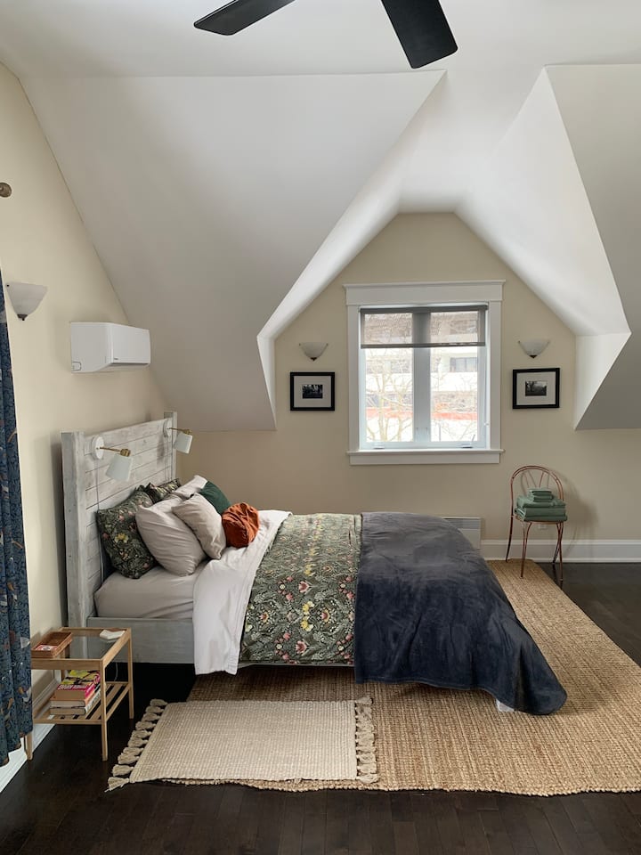 Private Cozy Bedroom With Bathroom And Balcony - Ottawa