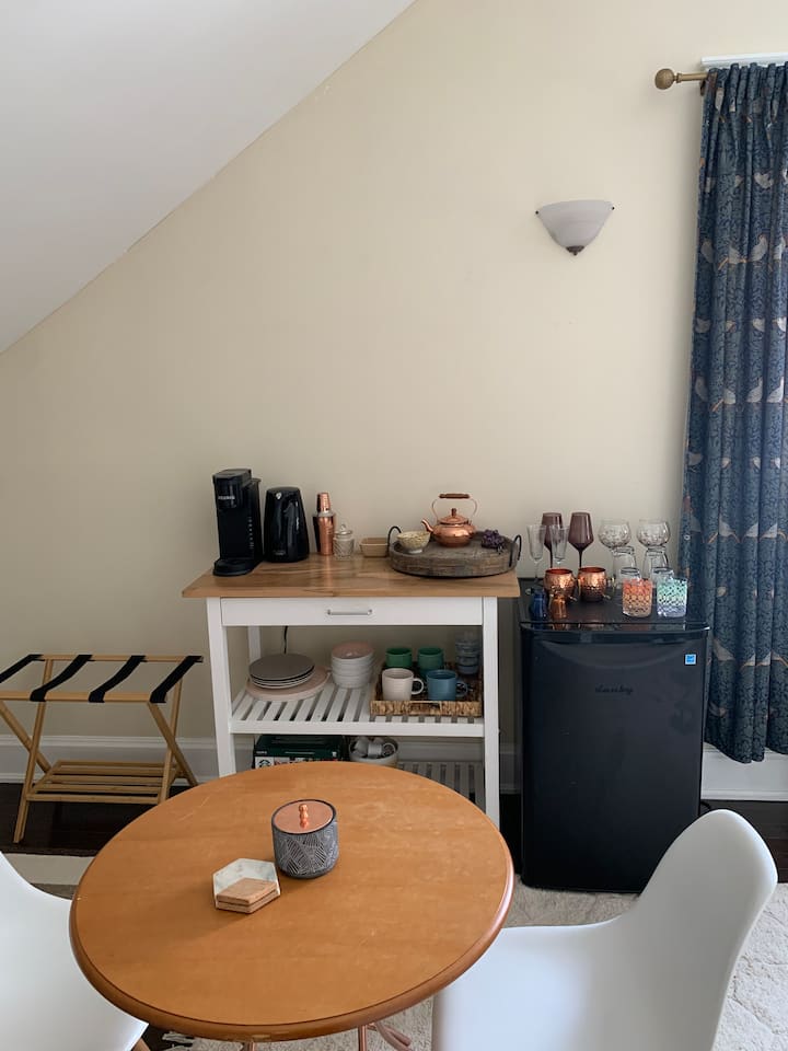 Cozy Bedroom With Private Bathroom And Balcony - Ottawa