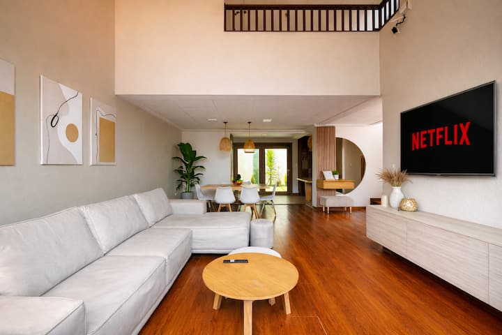 Paraíso En Cuenca: Espacio Grande + 2 Parqueaderos - Azuay