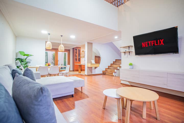 Paraíso En Cuenca: Espacio Grande + 2 Parqueaderos - Cuenca