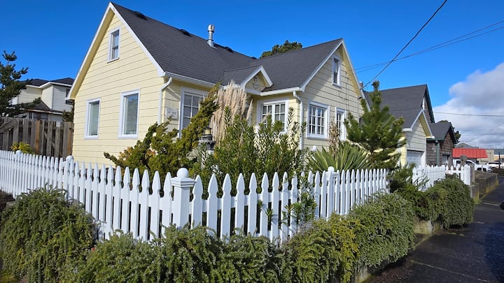 The Gull Cottage- Steps From Downtown & Beach - Seaside, OR