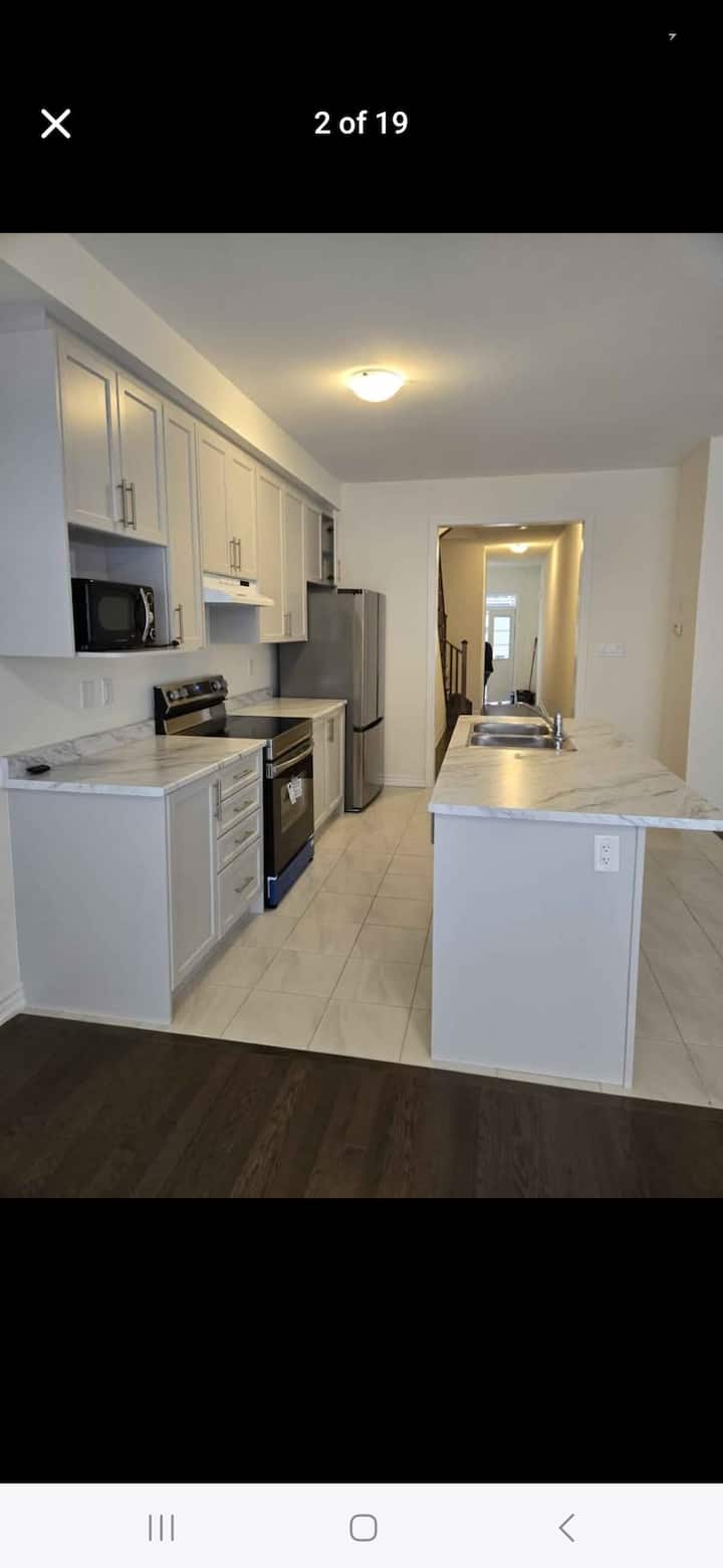 Beautiful Room In A House - Brampton
