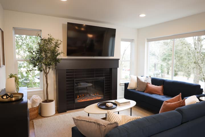 Newly Remodeled | Luxury Home | Fireplace |Central - Vancouver, WA