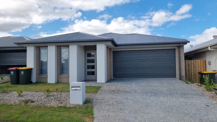 Newly Furnished Home Park Ridge - Gold Coast