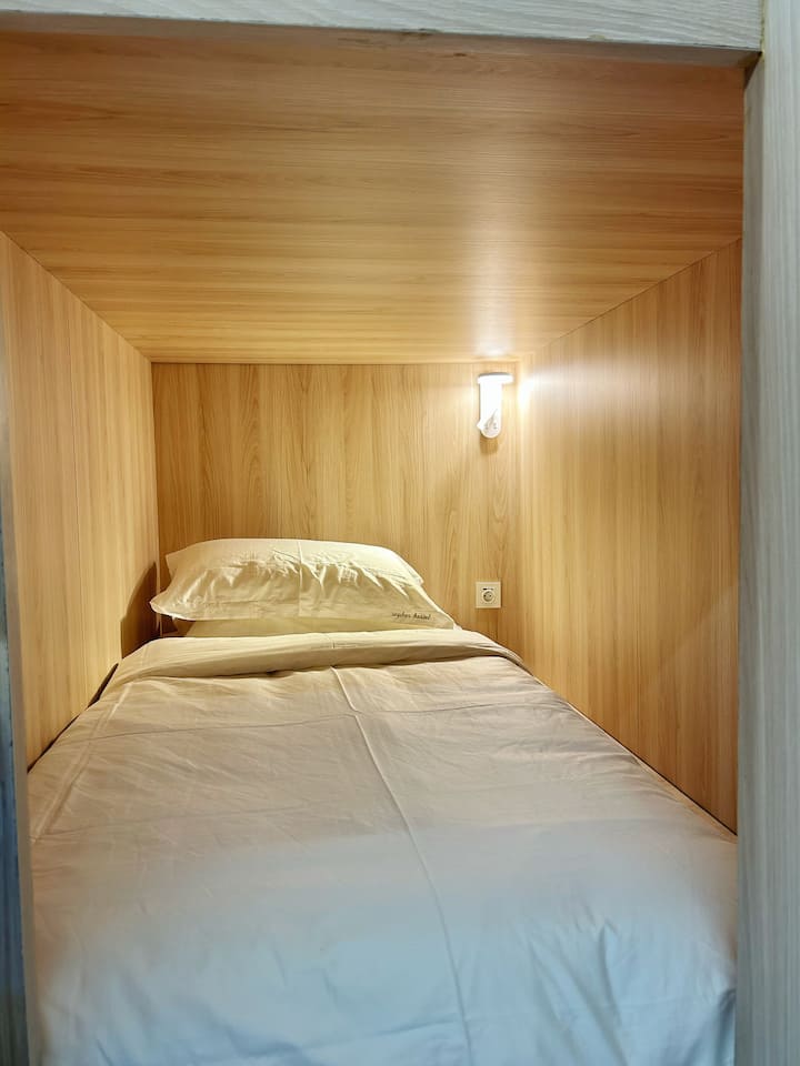 Comfortable Capsule Bed In A Mixed Dorm - 3 - Madrid