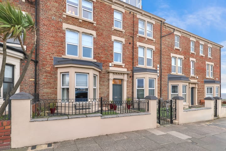 Luxury 5 Bed - Sleeps 12+ Beach Front House - South Shields