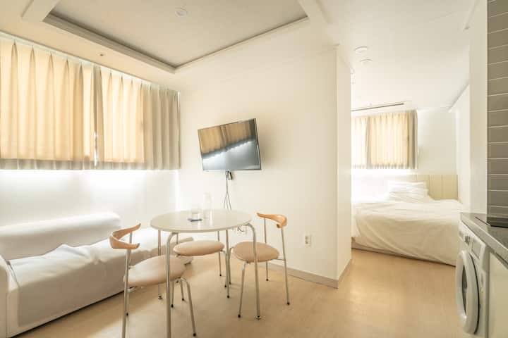 [1.5룸, 짐보관] 부산역 고층 하프오션뷰 마란트 하우스 #33 - Busan