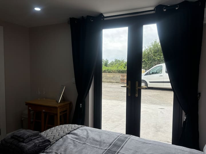 Private Detached Studio Room - Cavan