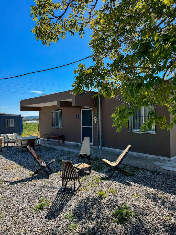 Urla Merkezde ÇIftlik Rahatlığı - Urla