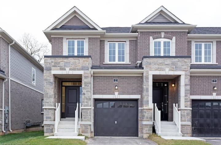 New Modern Central Guelph House - 貴湖