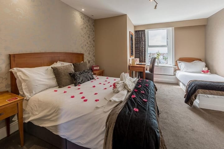 Restful Room | Hotel W/ Stunning Estuary Outlook - Southend-on-Sea