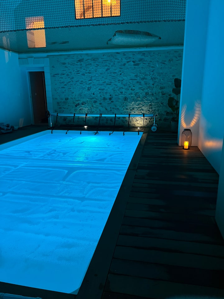 Grange De 235m2 Avec Piscine Intérieure Et Jacuzzi - Sarthe
