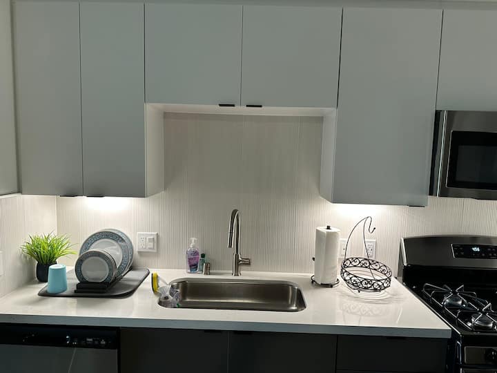 Upscale Apt, King Bed & Sofa Bed, Gym, Pool & Pkg. - Tustin, CA