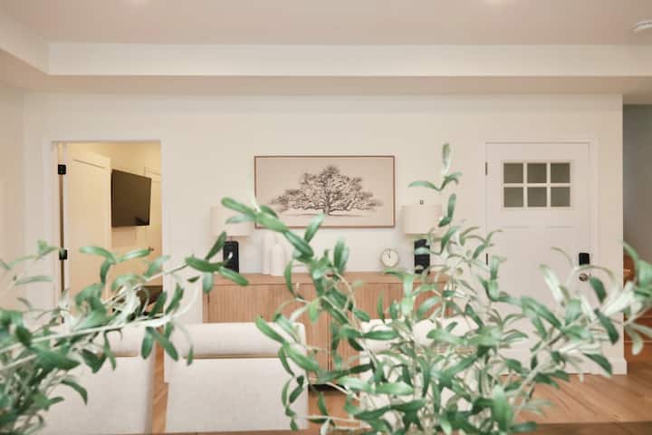Large Groups, 6 Beds, Close To Subway, Huge - Revere, MA