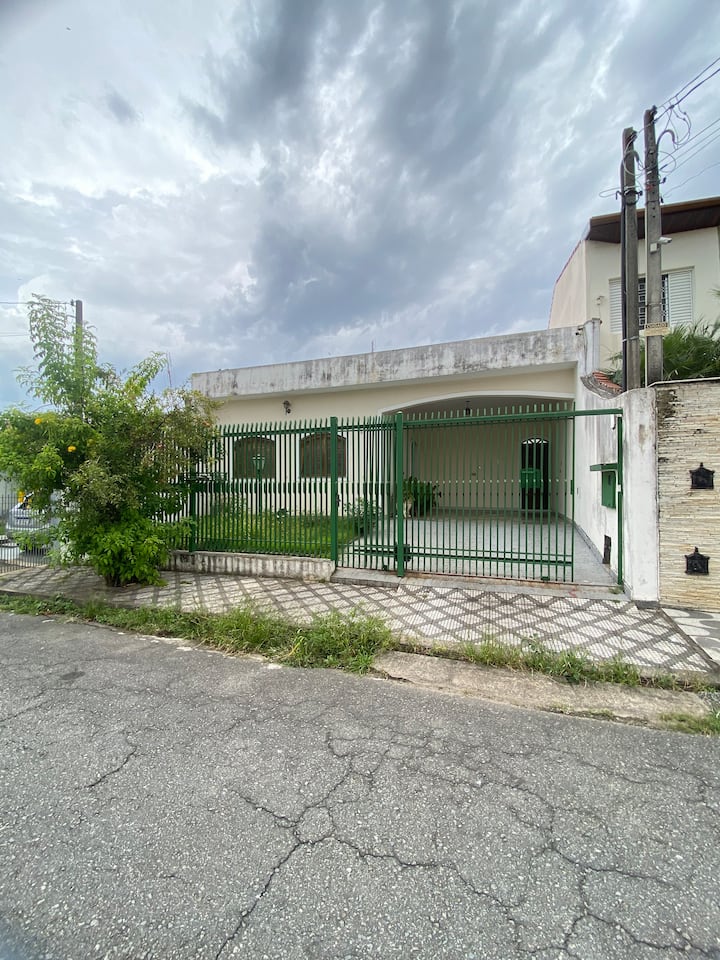 Casa Em Aparecida, 5min Do Santuário, Garagem, Ar - Aparecida