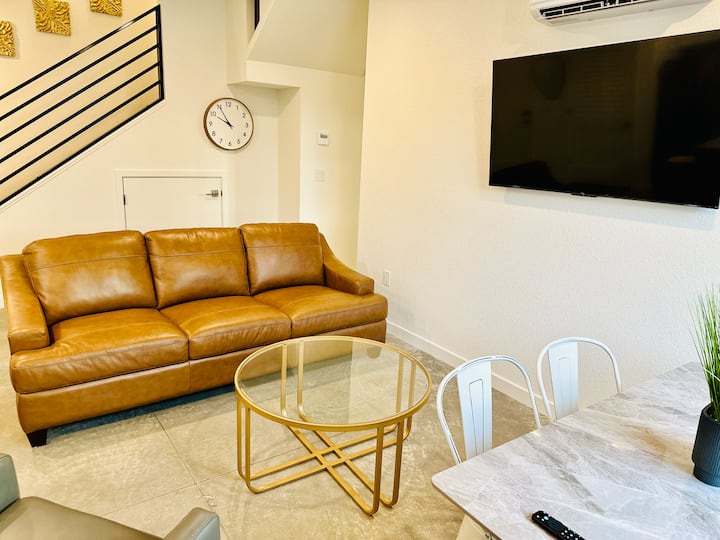 2 Baths/sleeps7/ Pets Ok - Reno, NV