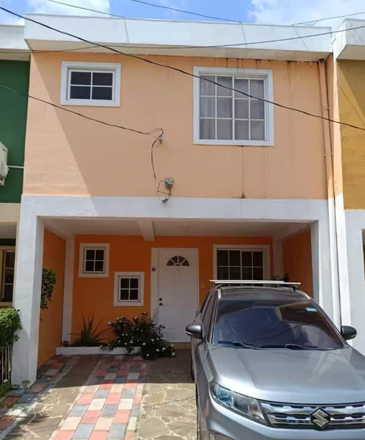 Acogedora Casa Familiar - Santa Ana