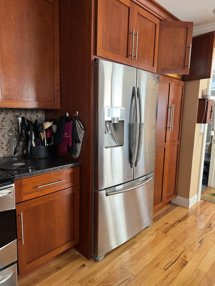Art Filled 2br W Gourmet Kitchen - Albany, NY