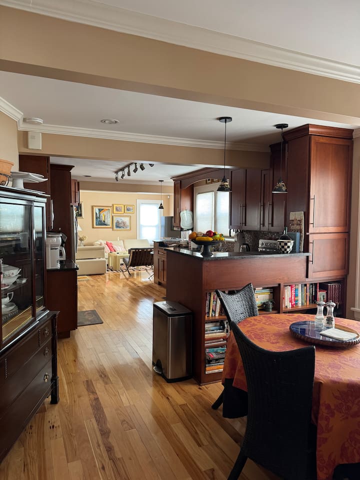 Art Filled 2br W Gourmet Kitchen - Albany, NY