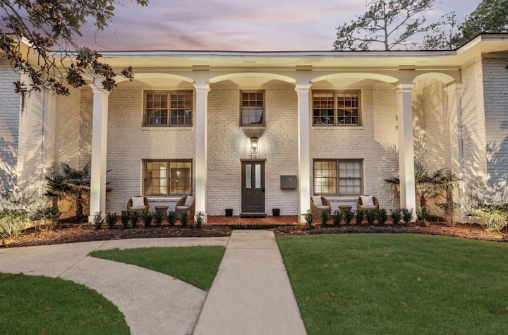 Spacious Mid-century Art Haven - Savannah, GA