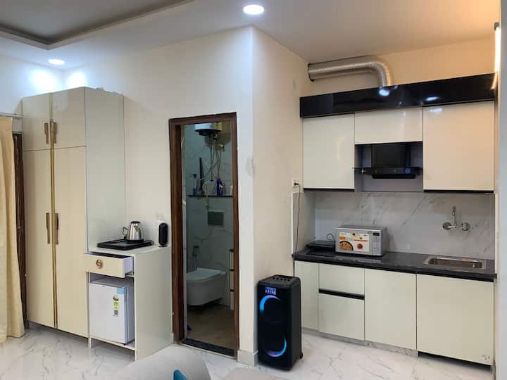 4 Iconic Studios Near Expo Mart - Noida