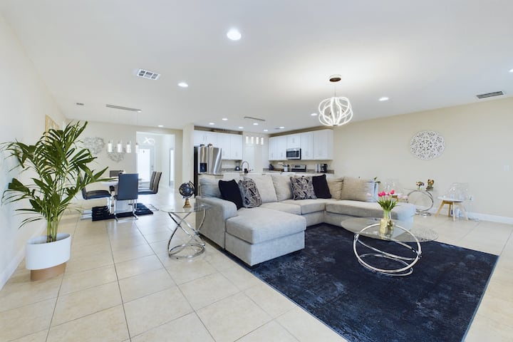 Spacious 4/2 Retreat| Pool, Screened Patio, Grill - Port St. Lucie, FL